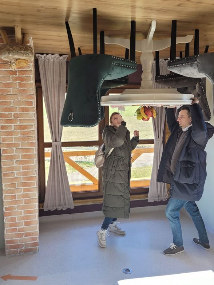 Casa Întoarsă de pe Valea Avrigului, o experiență cu susul în jos