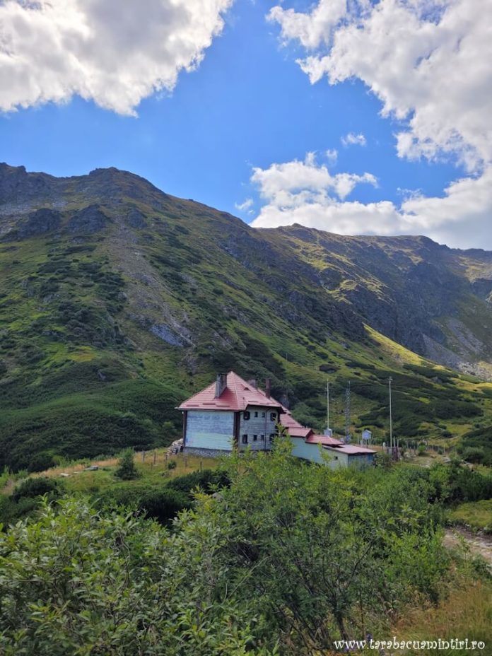 Vârful Pietrosul Rodnei și Lacul Iezer, traseu spectaculos în Carpații ...