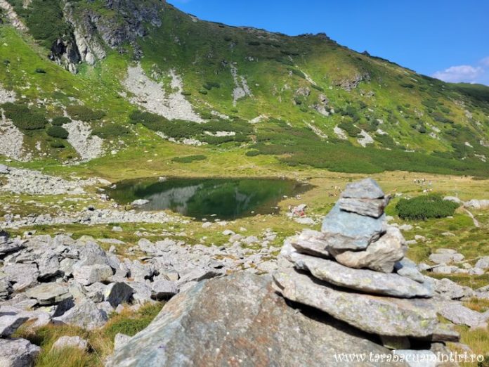 Vârful Pietrosul Rodnei și Lacul Iezer, traseu spectaculos în Carpații ...