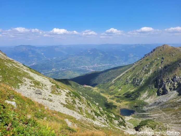 Vârful Pietrosul Rodnei și Lacul Iezer, traseu spectaculos în Carpații ...