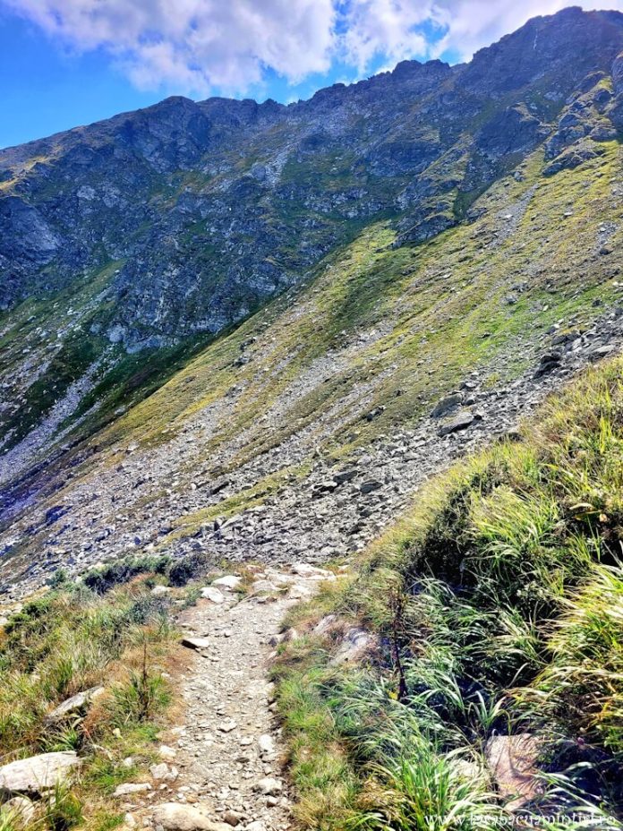 Vârful Pietrosul Rodnei și Lacul Iezer, traseu spectaculos în Carpații ...